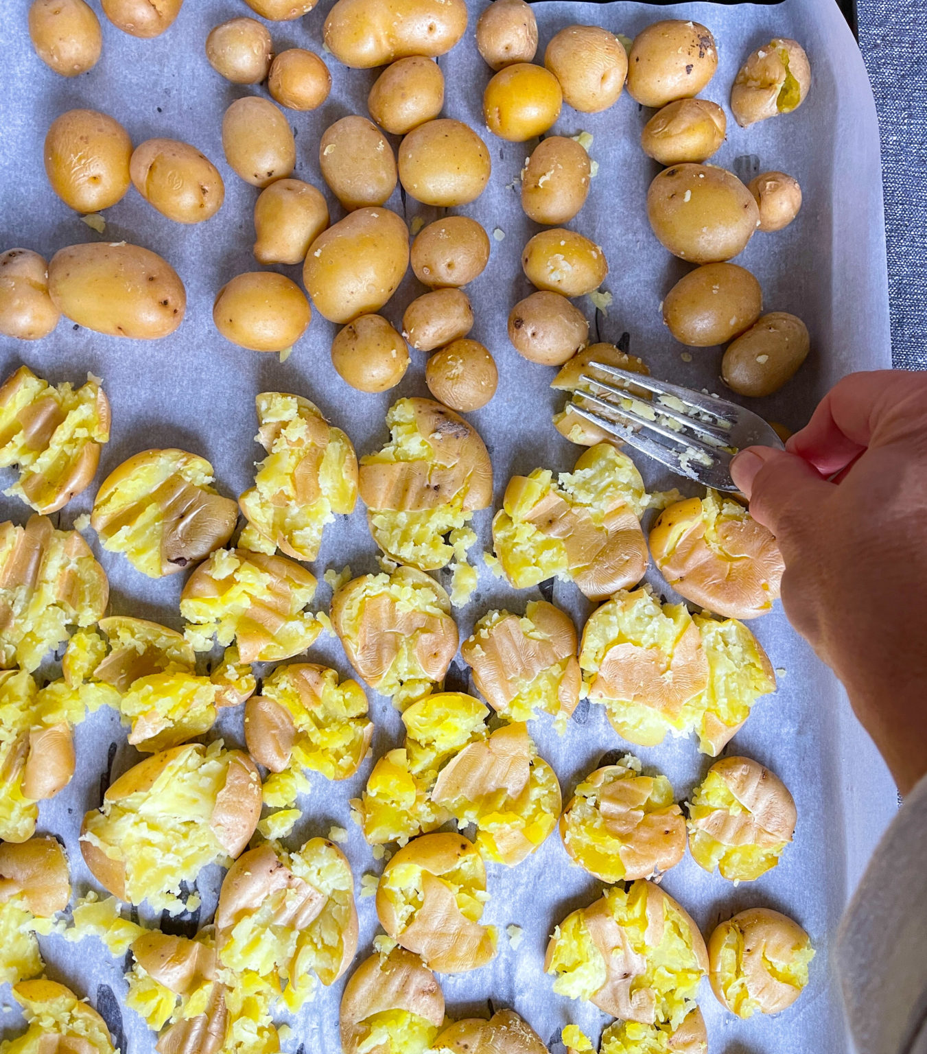 Crispy Smashed Peewee Potatoes - Jolly Tomato