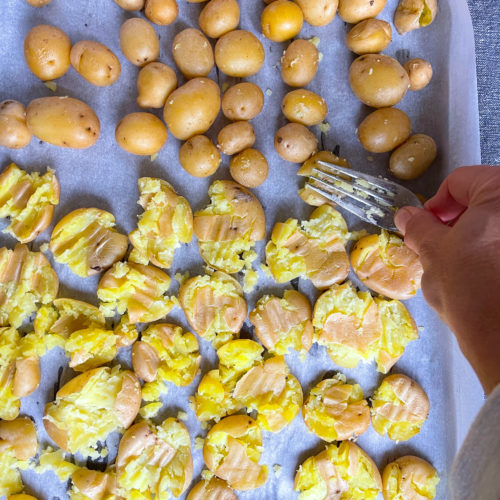 Crispy Smashed Peewee Potatoes - Jolly Tomato