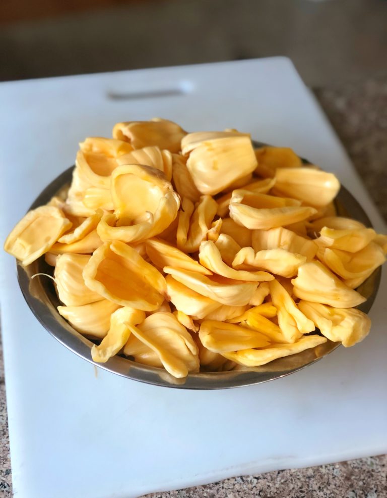 How To Cut Jackfruit and How To Eat It - Jolly Tomato